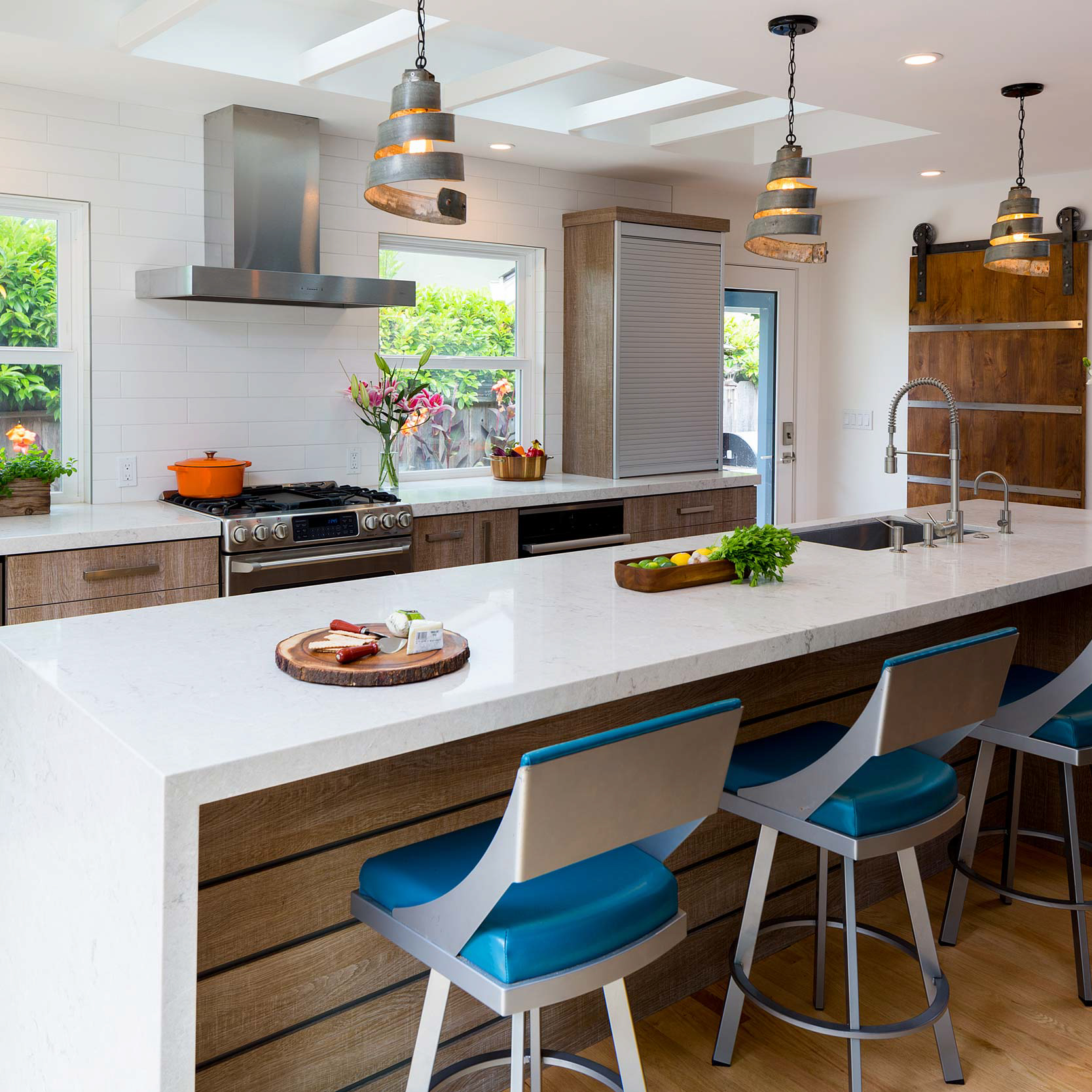 Stunning 12-branch Chandelier sets the Perfect Ambiance for Grand ...